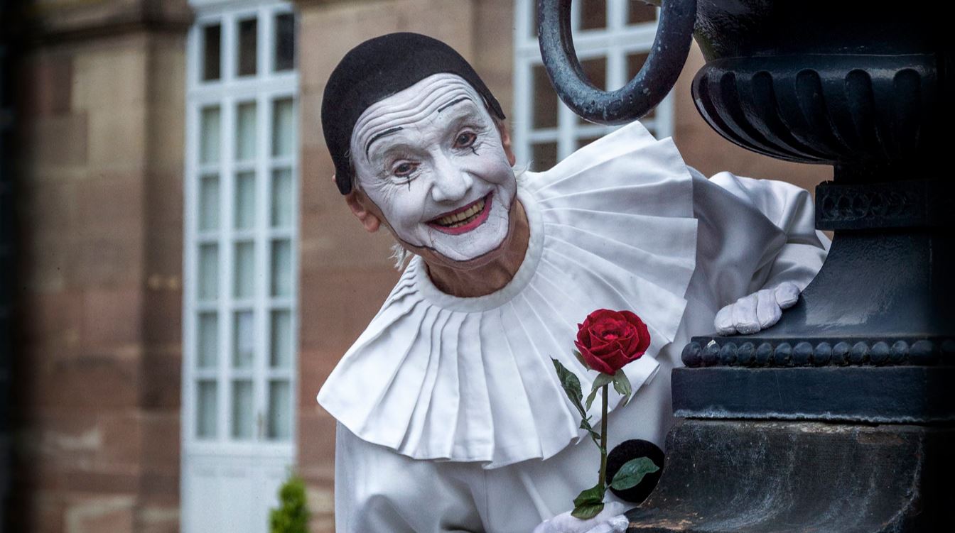 Are There Mimes in Paris and Where to Find Them - Invisible Ropes